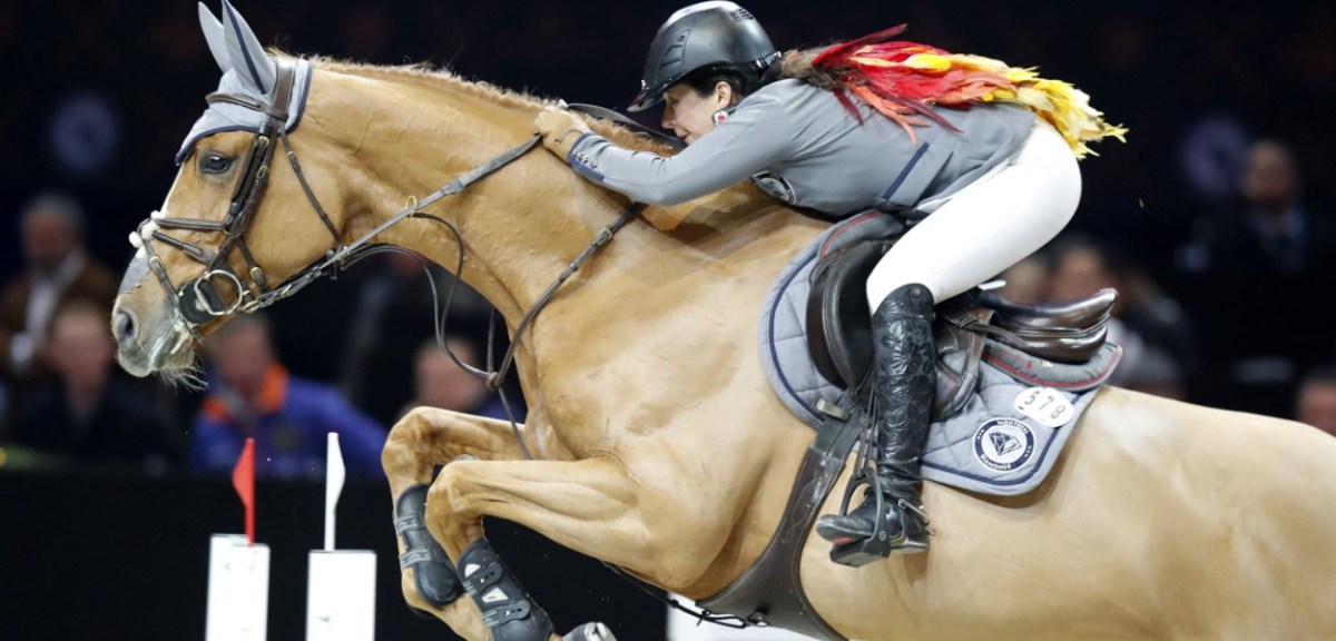 Danielle Goldstein, la amazona con plumas que vuela sobre los ...